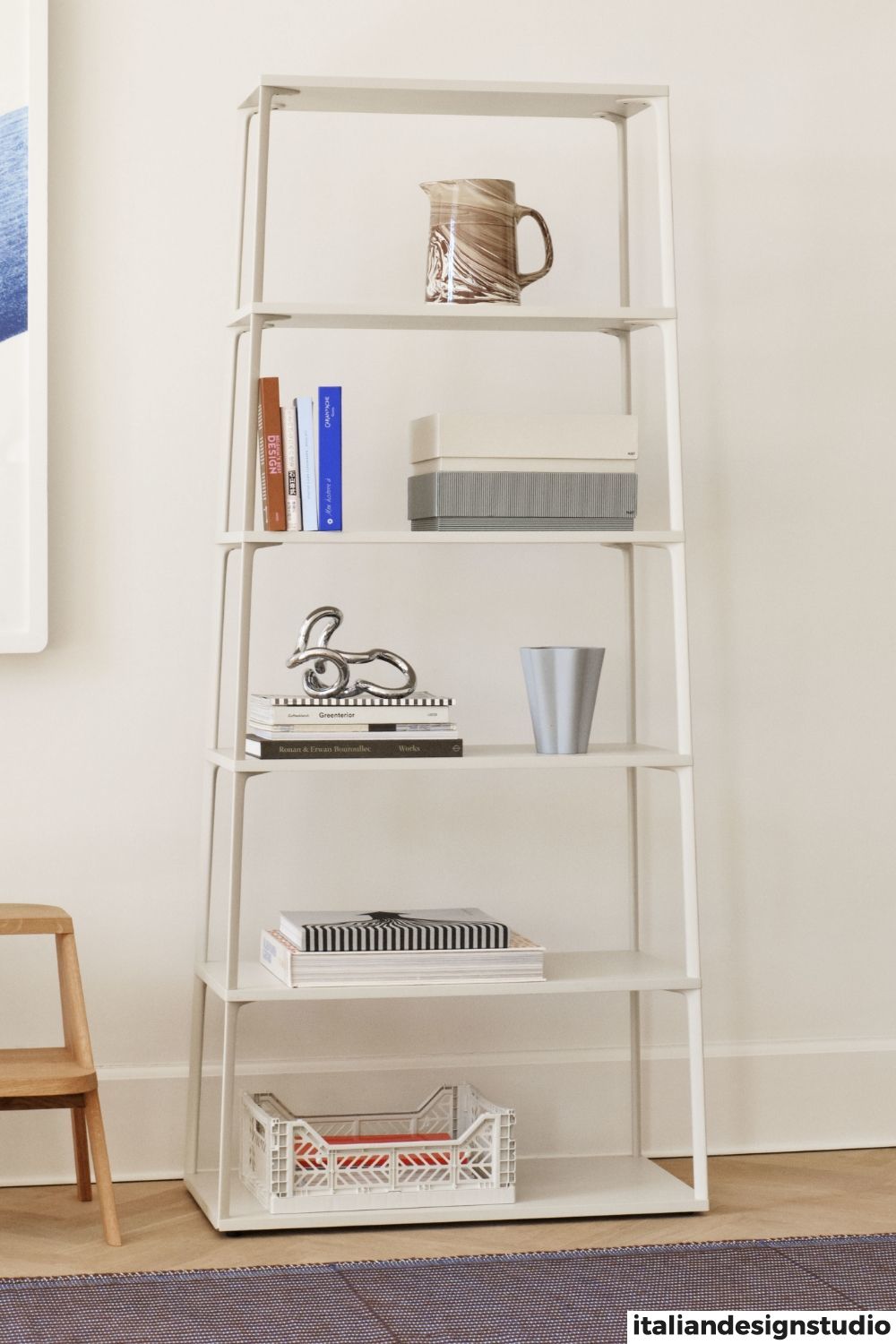 Eiffel shelf triangle